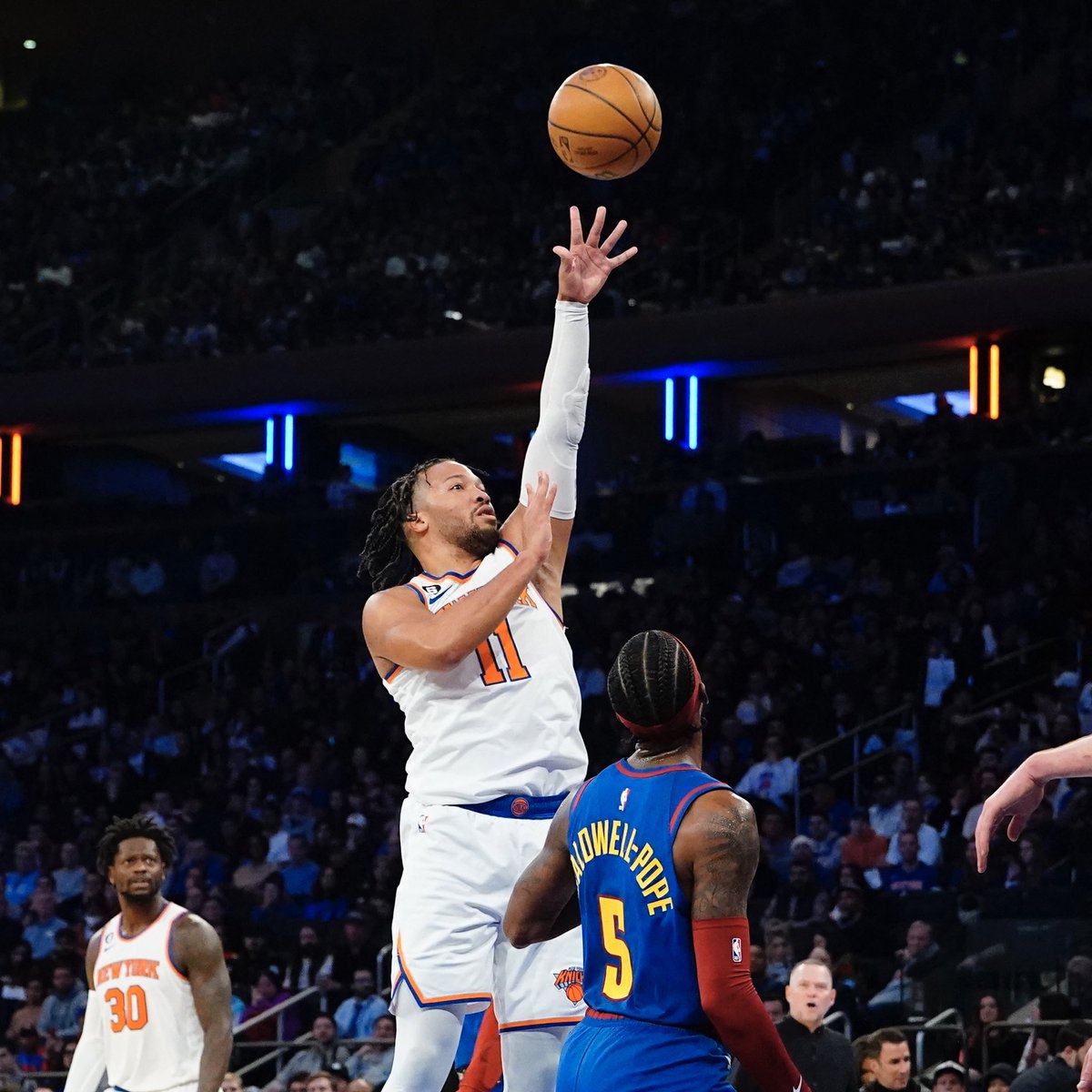 Relevo on Twitter: "🟰 Volvió Jalen Brunson, volvieron a ganar los Knicks. 🎯 El base firmó un ...