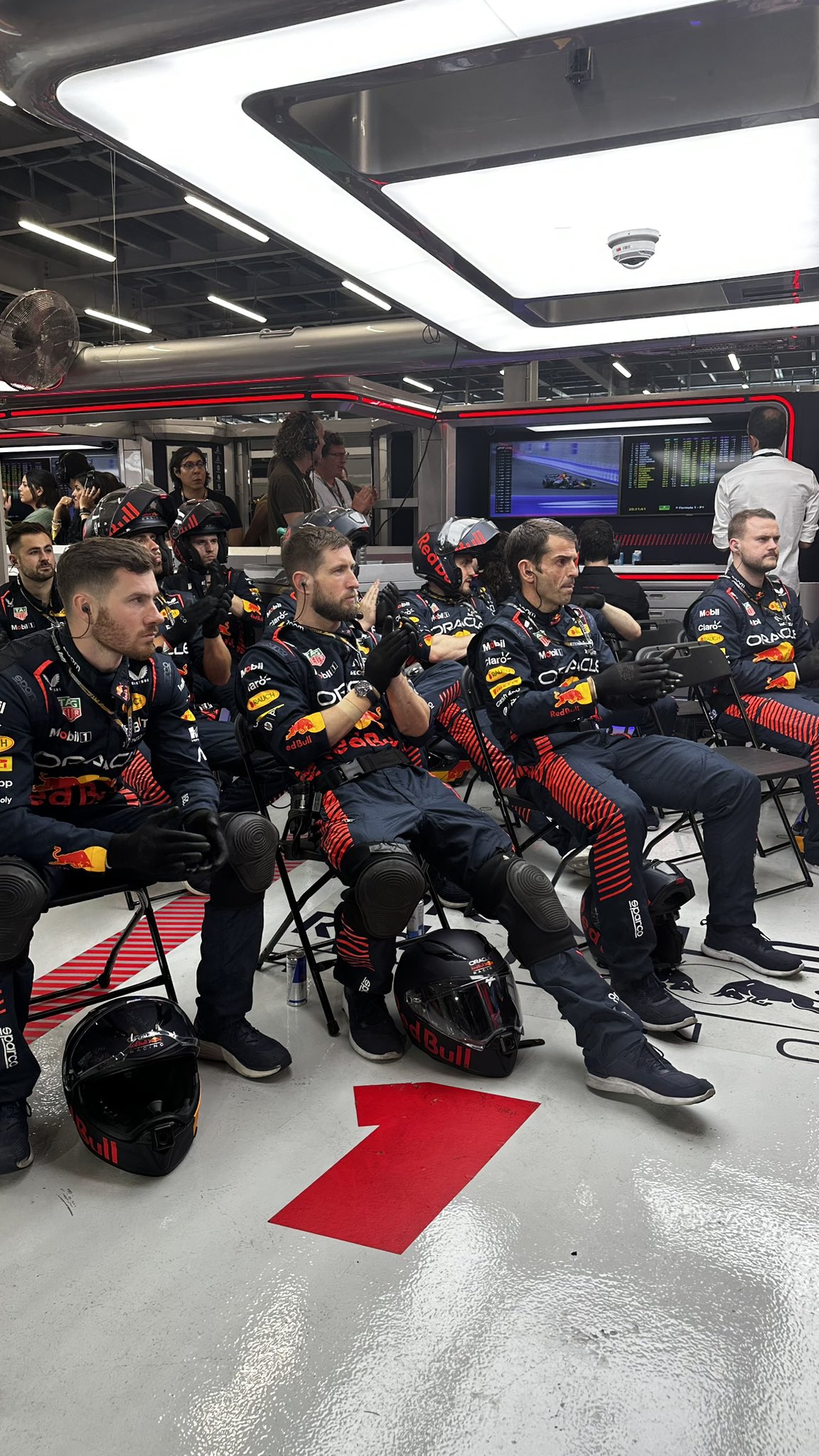 Oracle Red Bull Racing on Twitter: "Team POV: Lap 12/50 (P1) PER 🇲🇽 (P8) VER 🇳🇱 https://t.co ...