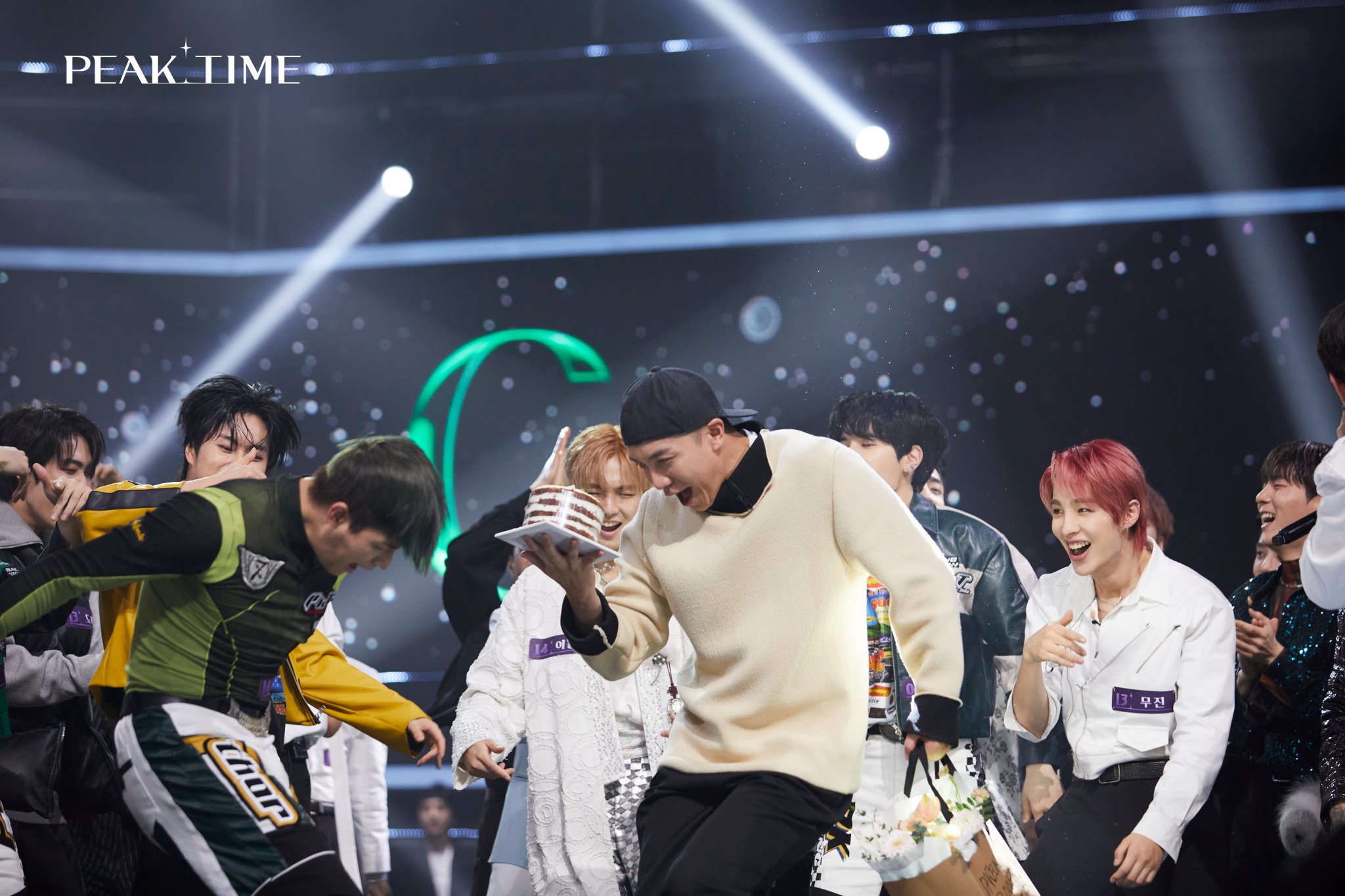 PEAK TIME X GOGOSING on Twitter: " #Behind MC Seung-gi is lucky.. having a birthday party at ...