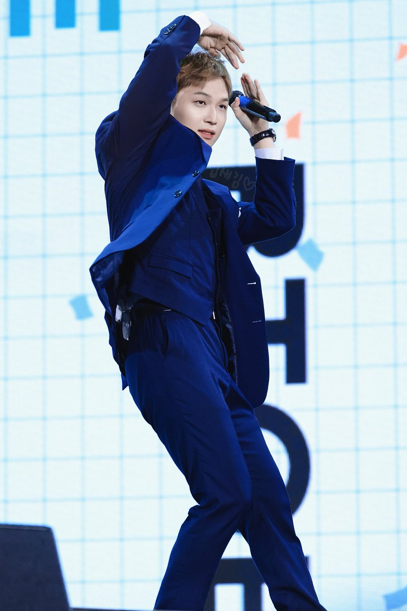 hyunsikdaily on Twitter: "Sexy pose Hyunsik ver. 🤣🤏 #LIM_HYUNSIK #임현식 #BTOB #비투비 @BTOB_IMHYUNSIK ...