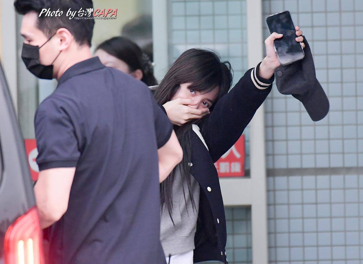 cutie_panalangin :) on Twitter: "RT @LDN327: BLACKPINK離台了 Lisa大方亂髮素顏 LISA CHARMS KAOHSIUNG 블랙핑크 ...