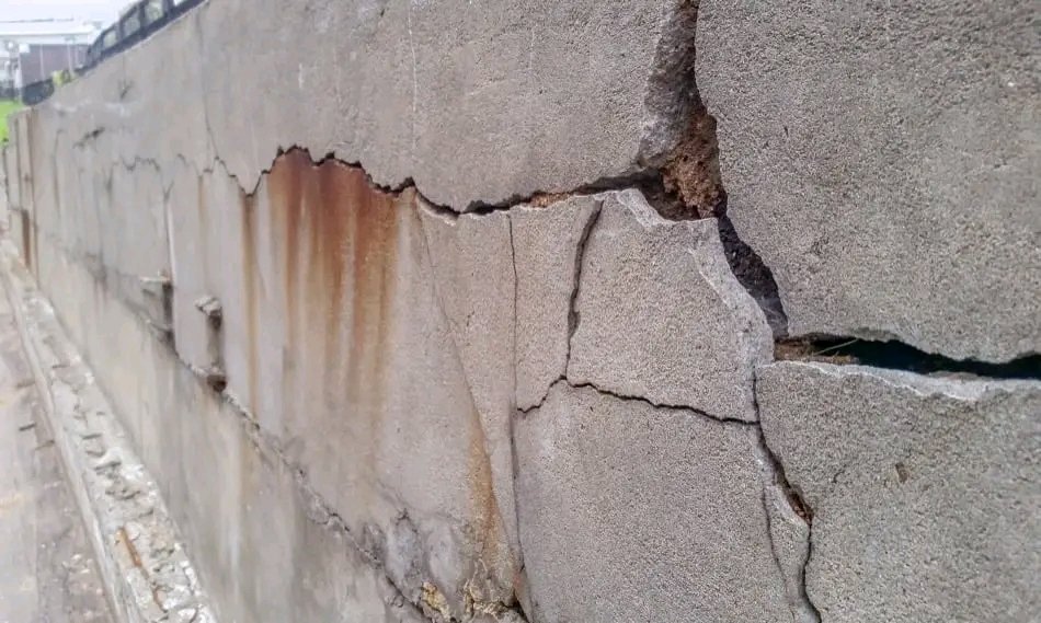 TYPES OF CRACKS ON PLASTERED WALLS 1) PLASTIC SHRINKAGE These cracks ...
