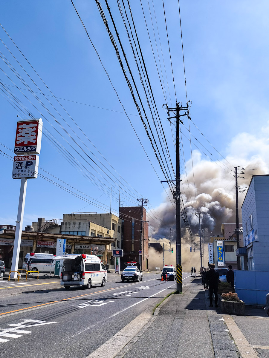 j-rakuda on Twitter: "店舗偵察中でしたが‥店の近くで火災発生のため避難します https://t.co/51if9N3T65" / Twitter