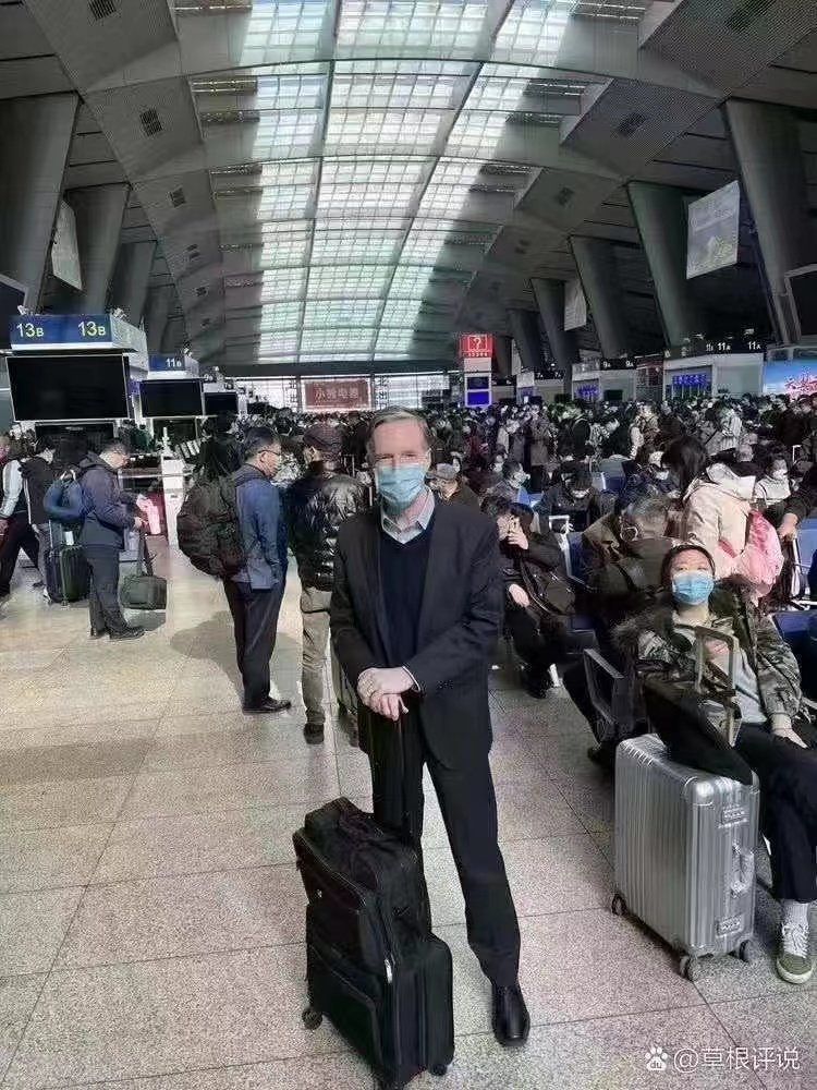 【围观:美国驻华大使乘高铁孤身出行】