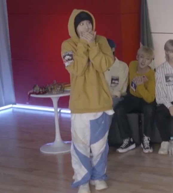 tiny han jisung 🐿 on Twitter: "🧍🏻"