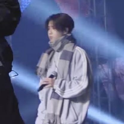 tiny han jisung 🐿 on Twitter: "🧍🏻"