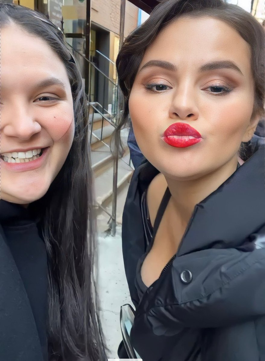 Selena Gomez News On Twitter Selena Gomez With A Fan On The Set Of