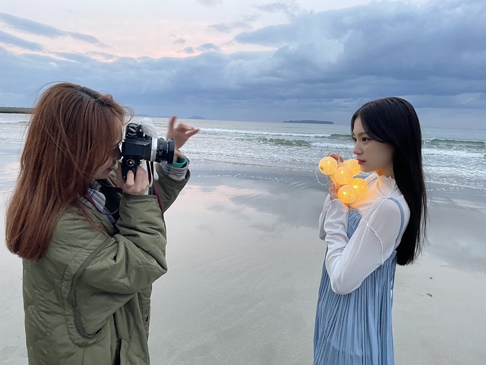 S Cawaii!編集部 on Twitter: "『HKT48 豊永阿紀 1st ART BOOK 「to 4 seasons」』は好評発売中 ️ 本日は最上奈那華さんのオフショットを公開 ...