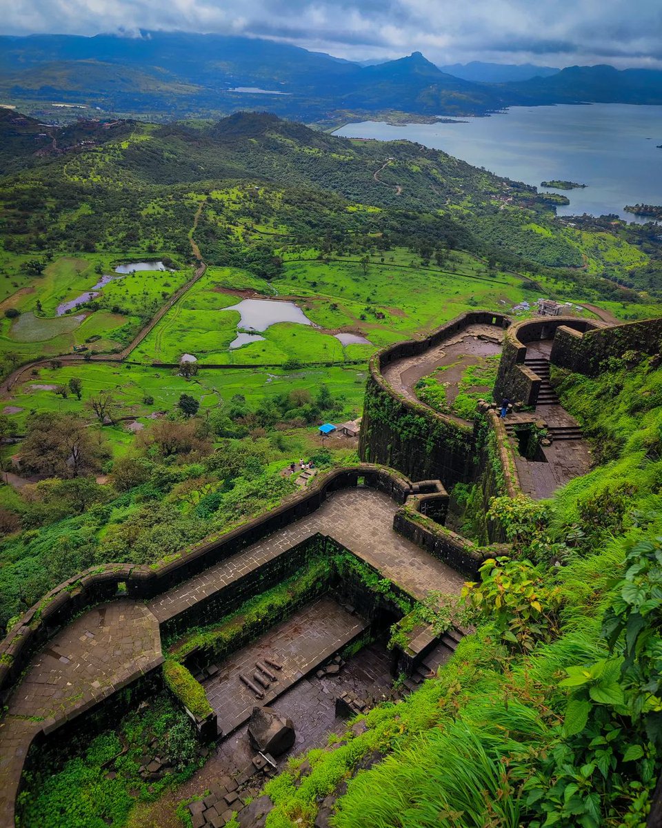 10 Extremely Beautiful Forts in Maharashtra 1. Harihar Fort, Nashik ...