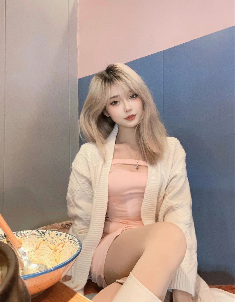 yuwang on Twitter: "专属群老哥投稿的盯榨骚货，这婊子骚气真是溢出屏幕啊，一脸媚像，特别是戴眼镜这张，表现得越高高在上，就越想把她按在身下像条无脑臭母狗一样操，边操她还要边扇 ...