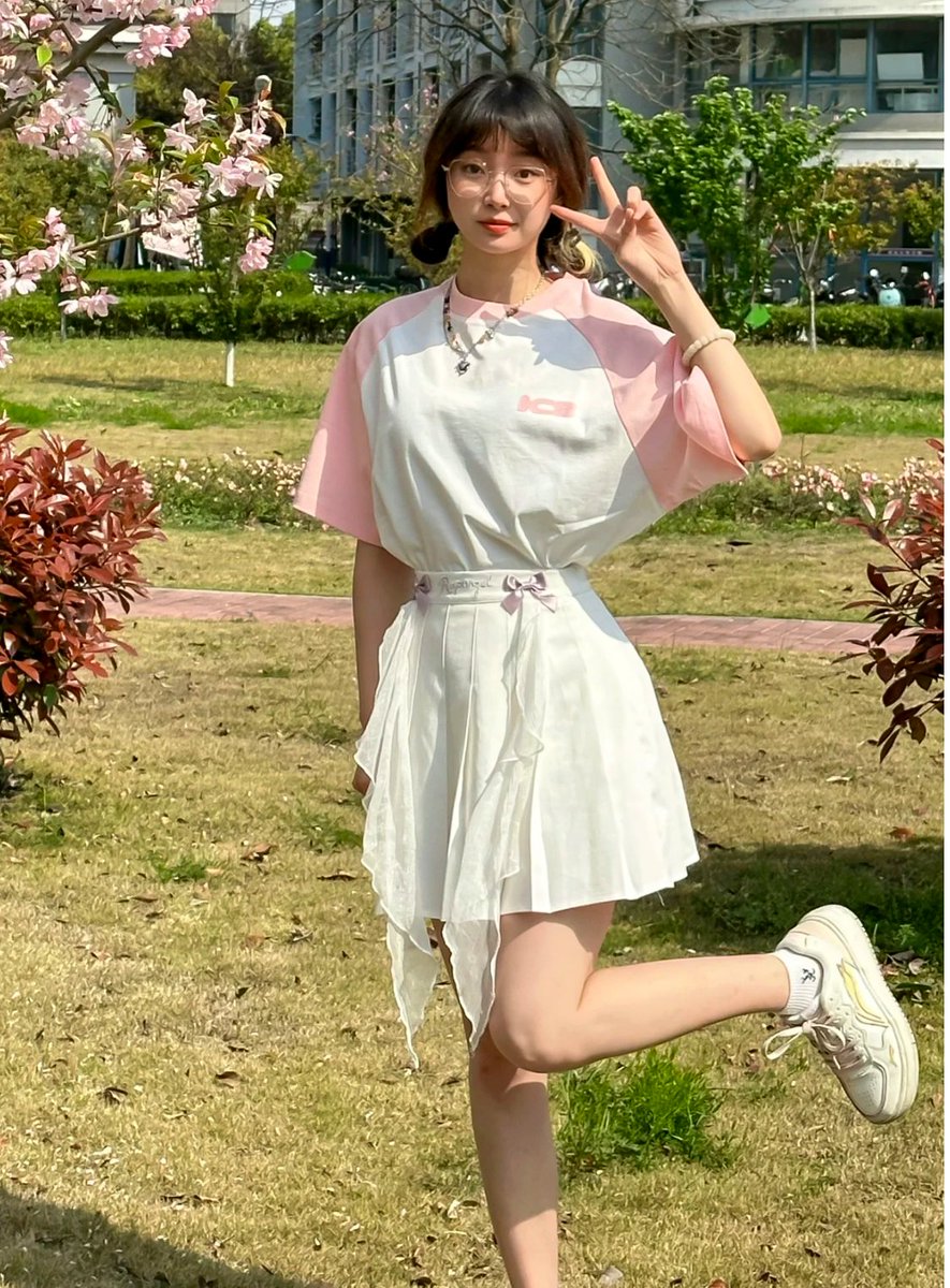 Yuwang On Twitter 这眼镜婊子是真的不错,可御可甜,腿还很长,真想扛着她骚腿操她嫩逼!