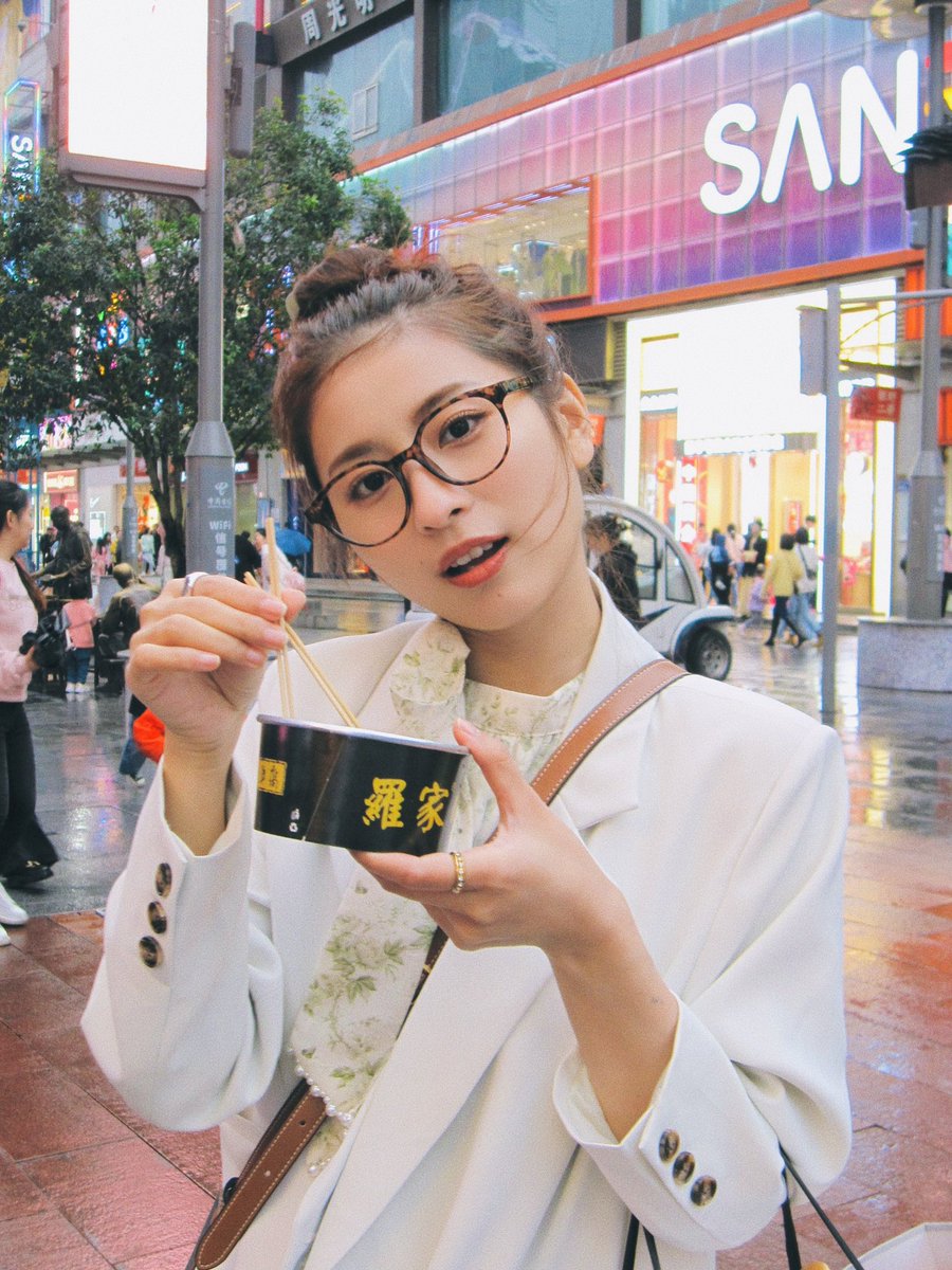 臭豆腐を食べた ロンモンロウ（龙梦柔/龍夢柔）栗子 @ron__monroe