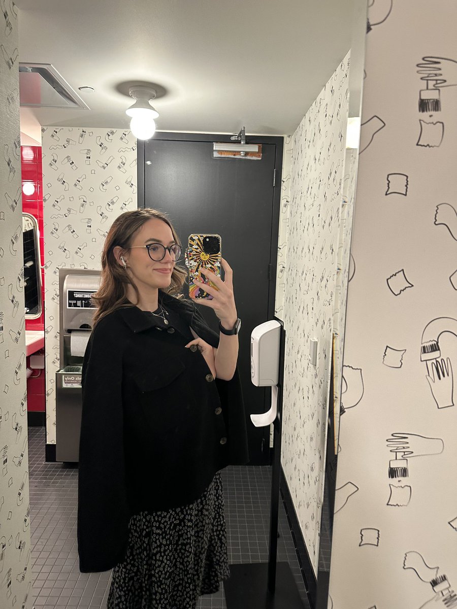 Kylie Robison on Twitter: "new office!!!!! im going to eviscerate my paychecks by constantly ...