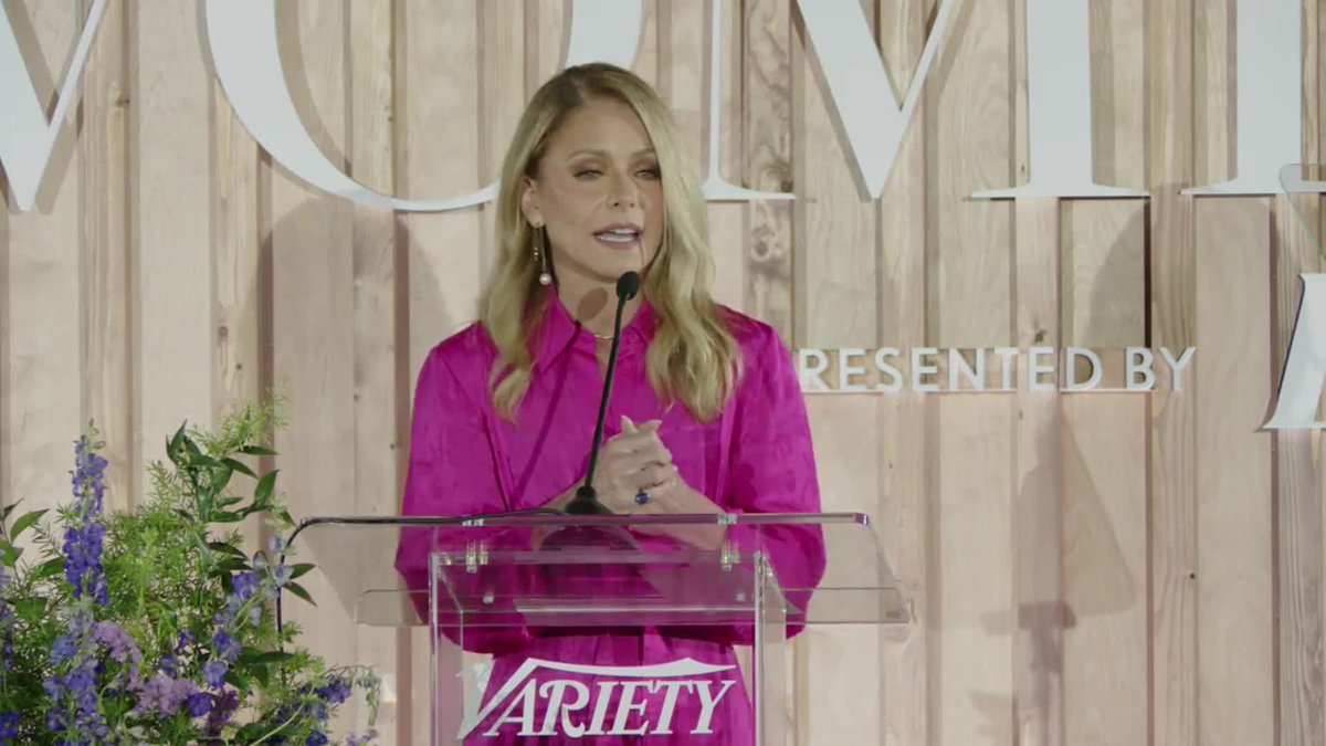 Kelly Ripa praises fellow honoree Judy Blume: "I just want to say thank ...