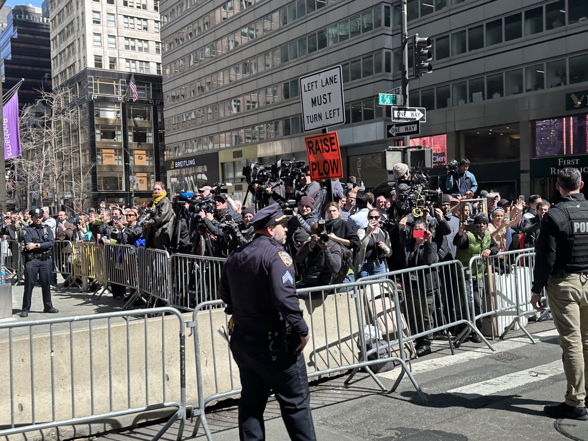 Jason Miller on Twitter: "POTUS 45 is rolling! 👍🇺🇸"