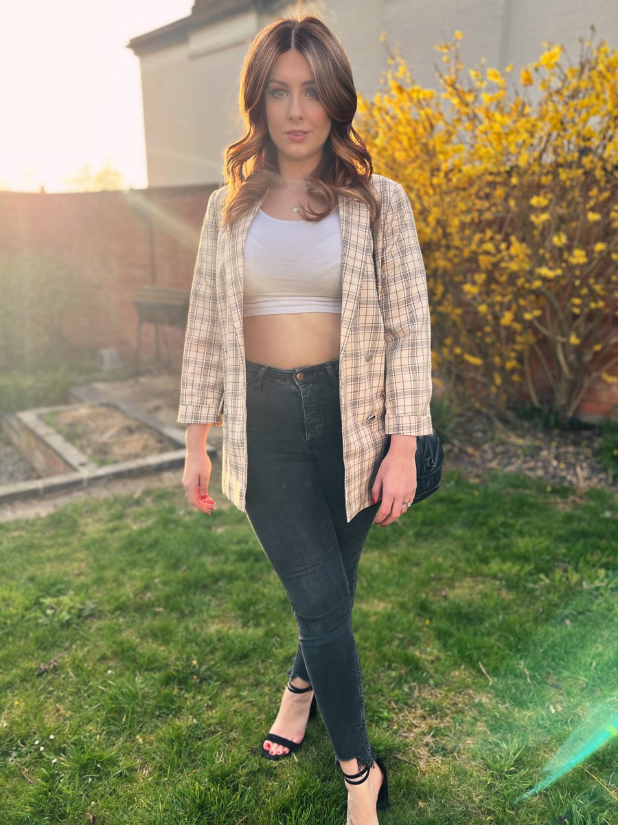 Erin Moore - No PPV on Twitter: "Out on the piss tonight, anyone who says hi can have a free sub 🤣"