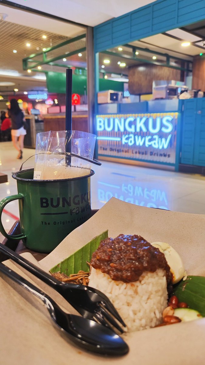 MyV_Meaz 魅娅水银 Ch on Twitter: "这家好吃 👌 ️ sasuga bungkus kaw kaw 休息时的一餐 真的蛮推荐这家的nasi lemak 椰浆饭 超级好吃 ...