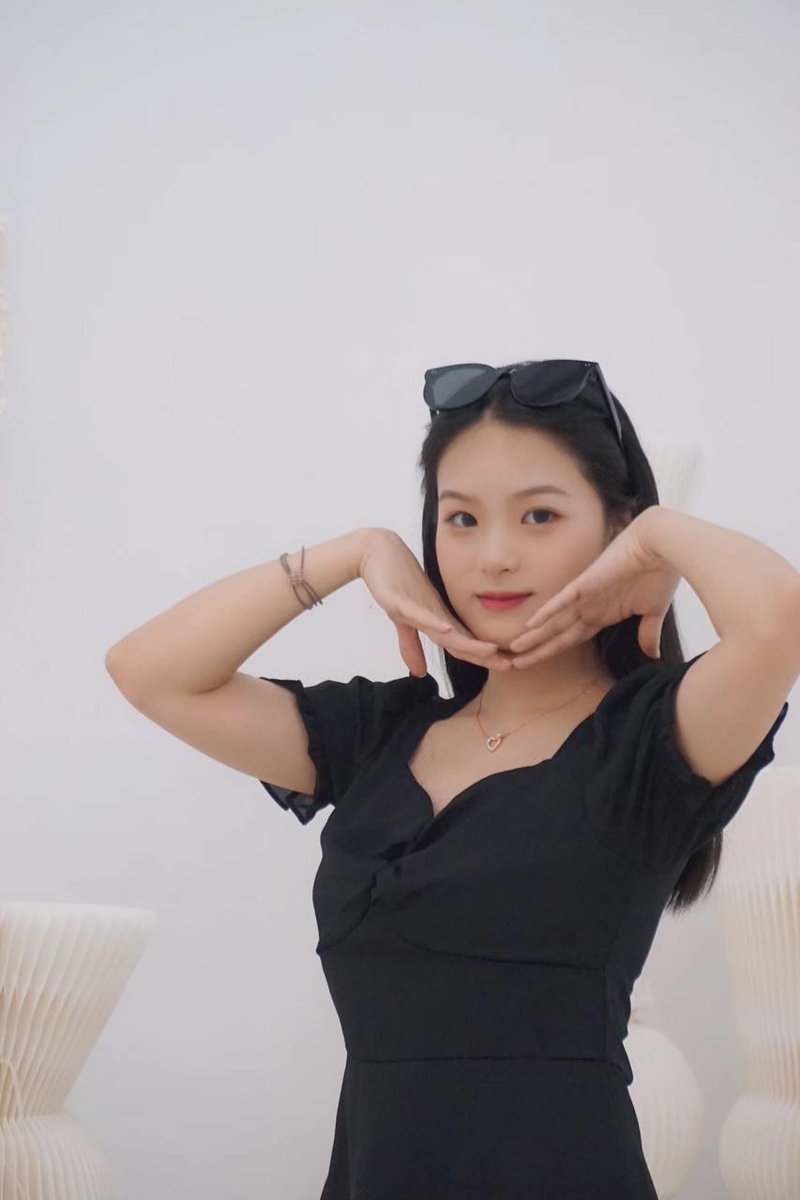 yuwang on Twitter: "专属群老哥的投稿，这骚货身材还挺匀称的，丝袜腿也很好看，穿着这种短靴在外走一天，那丝袜脚得多够味儿！适合把她按在墙上，一把掀开裙子、扯开丝袜内裤就后入她 ...