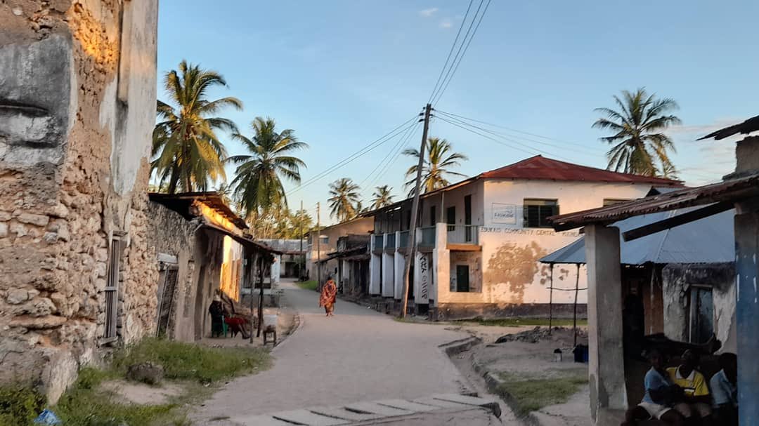 Uzi KWANINI WAMAKONDE WALIJICHORA,KUJITOBOA,KUJIKATA VIDOLE,KUCHONGA ...