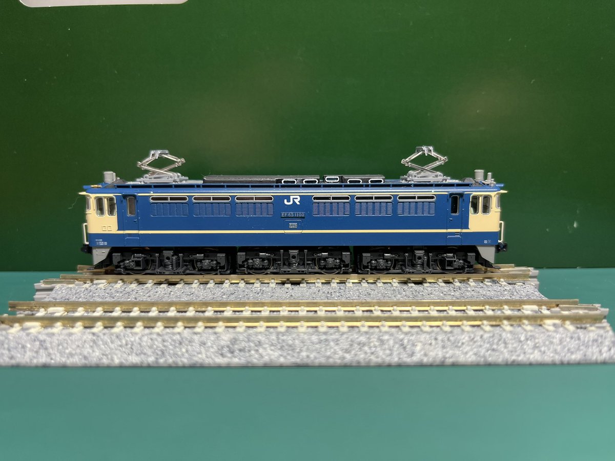 くまたろ〜 on Twitter: "手持ちのEF65 1000 2両を無事にJR仕様に改造出来ました〜 旧製品(左)はクーラー、スノープラウ、黒Hゴムの現在の田端仕様 新製品(右)は出雲や ...