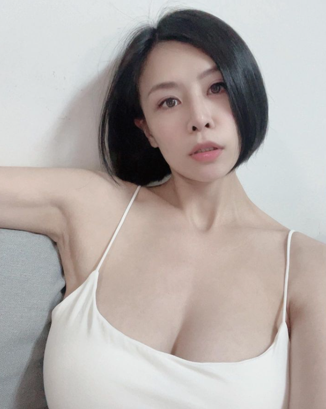 Betsy Bertie On Twitter 30多岁的大奶老阿姨了 喜欢的点赞支持一下阿姨 阿姨会发做爱视频给你看 换妻 绿帽 单男