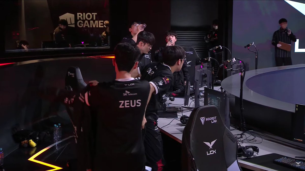 🌹ky.🌹 on Twitter: "T1 Gumayusi and Keria (T1 vs KT LCK Playoffs R2) @T1LoL #구마유시 #케리아"