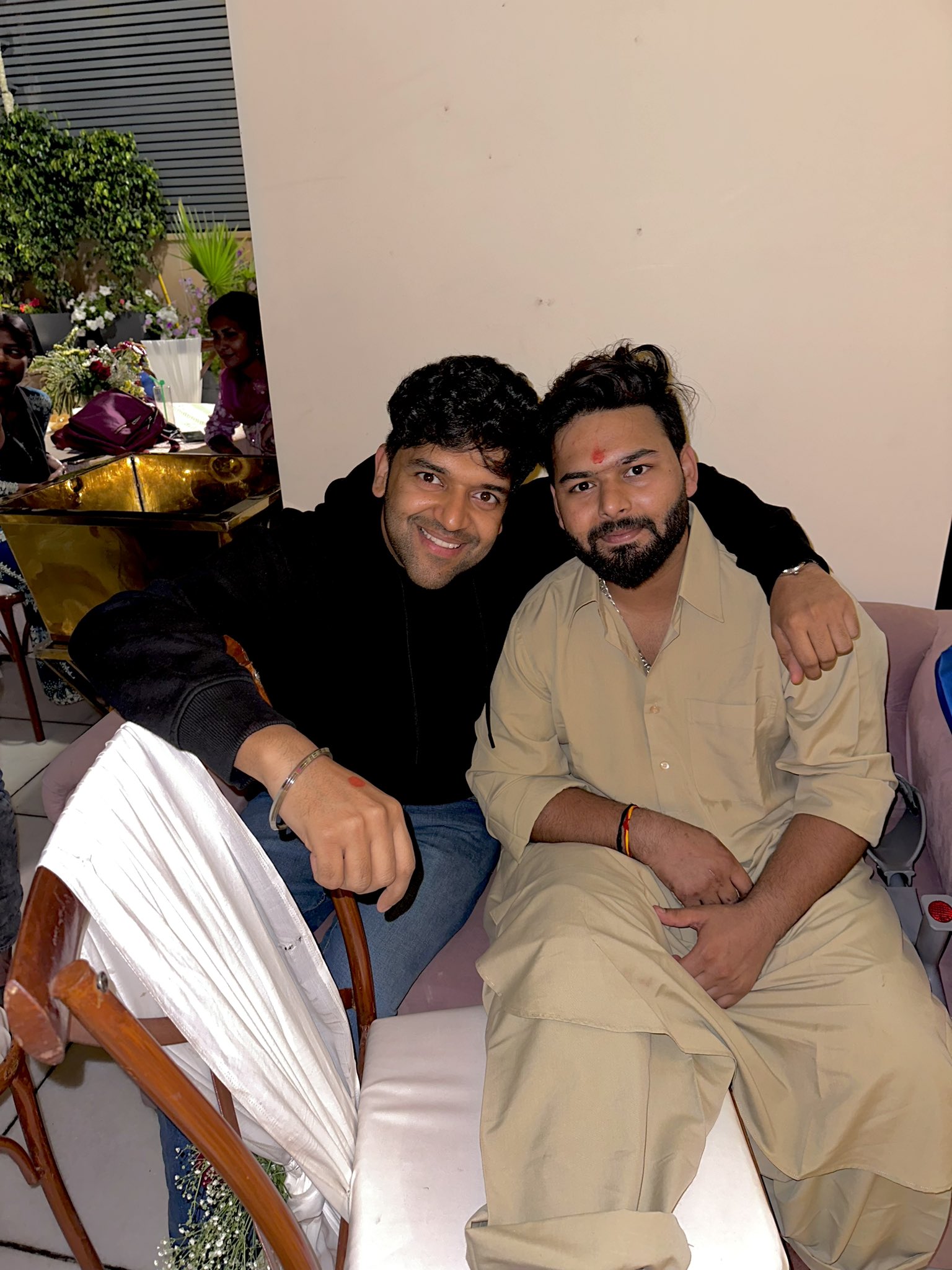 Mufaddal Vohra on Twitter: "Guru Randhawa meets Rishabh Pant. https://t.co/QHg4PasbXH" / Twitter