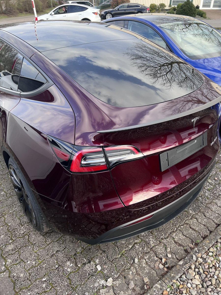 Midnight Cherry Red was spotted at a Tesla Outlet in Germany : r ...