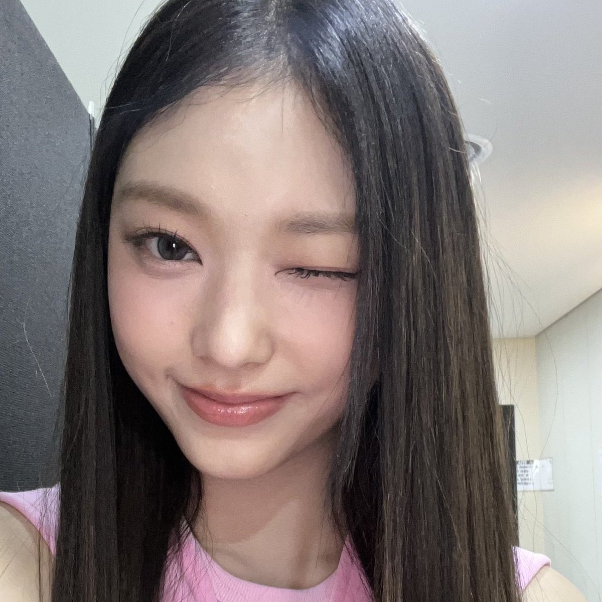 haerin-looks-on-twitter-her-wink