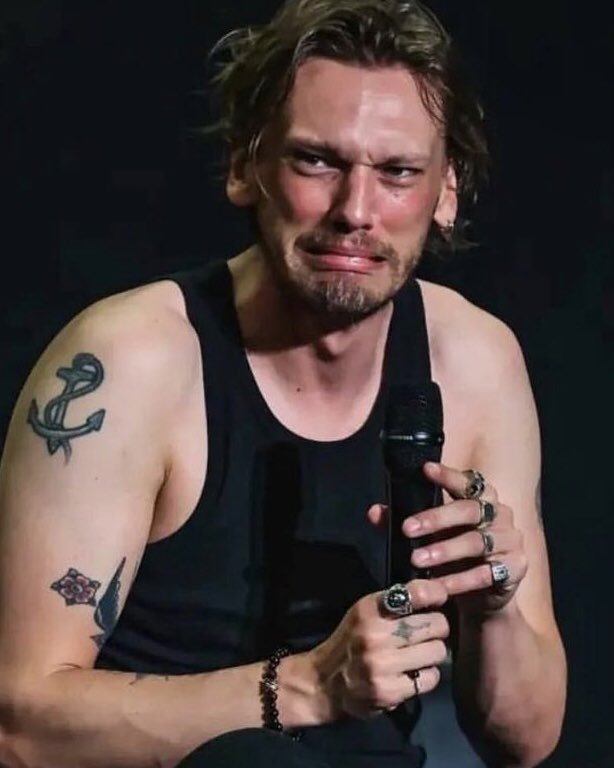 Jamie Campbell Bower 2023 Tatuajes