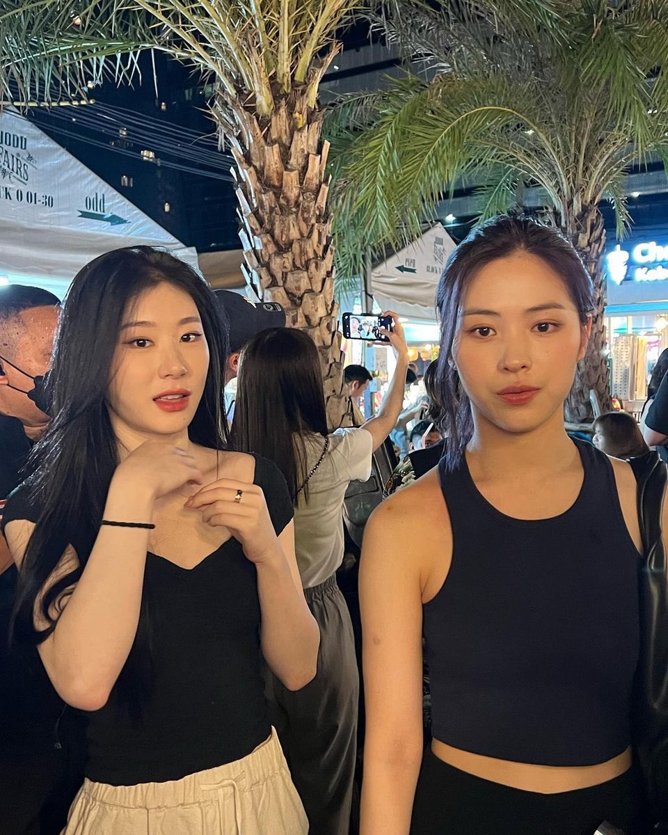 chaeryeong pics #CHESHIRE on Twitter: "chaeryeong and ryujin this close and looking at me like ...