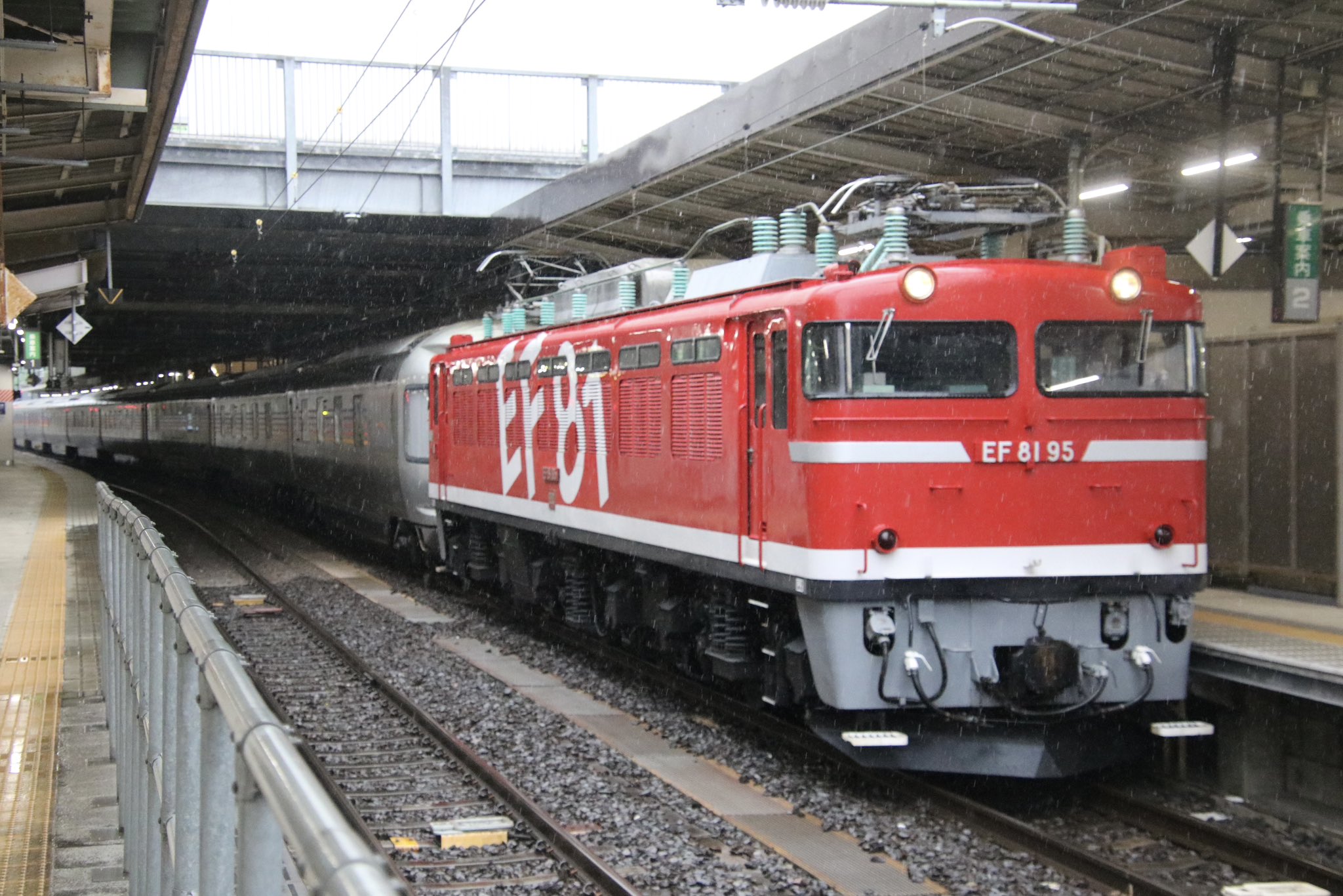 晶(しょう) on Twitter: "#東北本線 回9110レ #カシオペア紀行(返却回送) #EF81-95[尾](#レインボー)＋#E26系 客車 帰省中の仙台にて。15時38分頃、大粒 ...