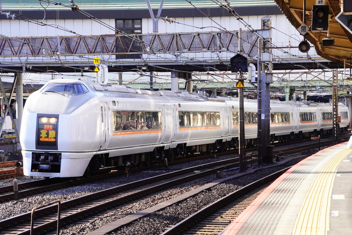 ヂーゼル機関車《masashi》 on Twitter: "おはようございます(:D)┓ 【日暮里駅】651系特急[草津]7両(ダイヤ改正前)／E257系特急[草津・四万]5両【日暮里駅前-下 ...