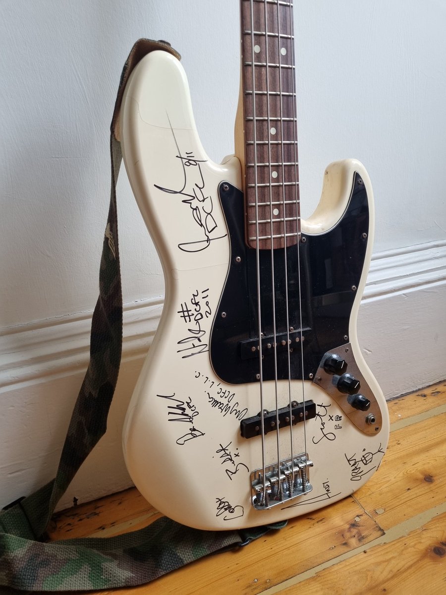 Kerrang! on Twitter: "RT @tinychanges: 🎸🎸#MTCM AUCTION! 🎸🎸 Kindly donated to Tiny Changes by ...