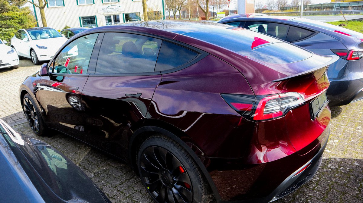 Midnight Cherry Red was spotted at a Tesla Outlet in Germany : r ...