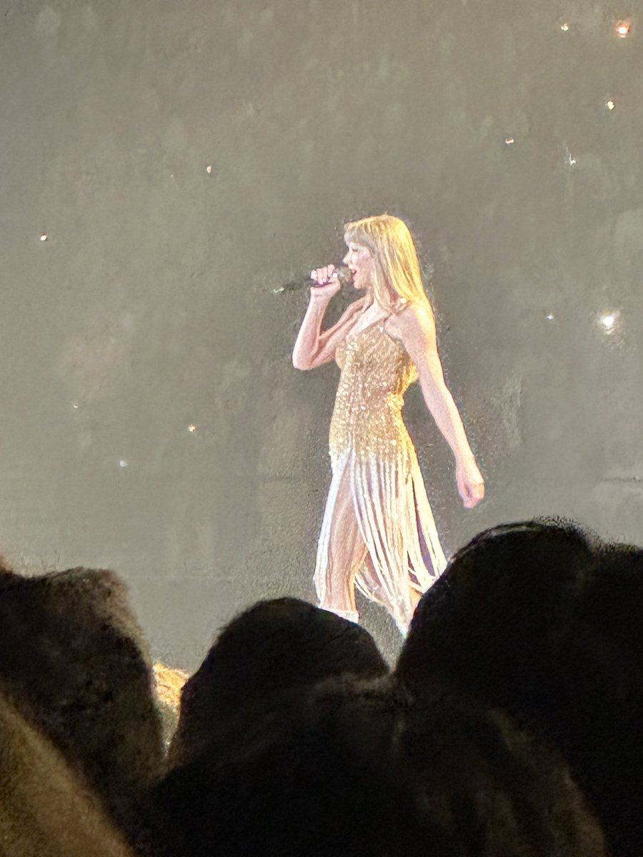 Taylor Swift decimating everyone’s soul in Vegas last night https://t ...