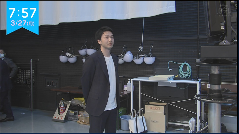 tvmaniaZERO on Twitter: "2023/03/27 #ZIP 中村倫也さん緊急生出演 中村さん「気付いたらピンマイクを付けておりました」短い腕がたまらないです #水卜麻美 アナ"