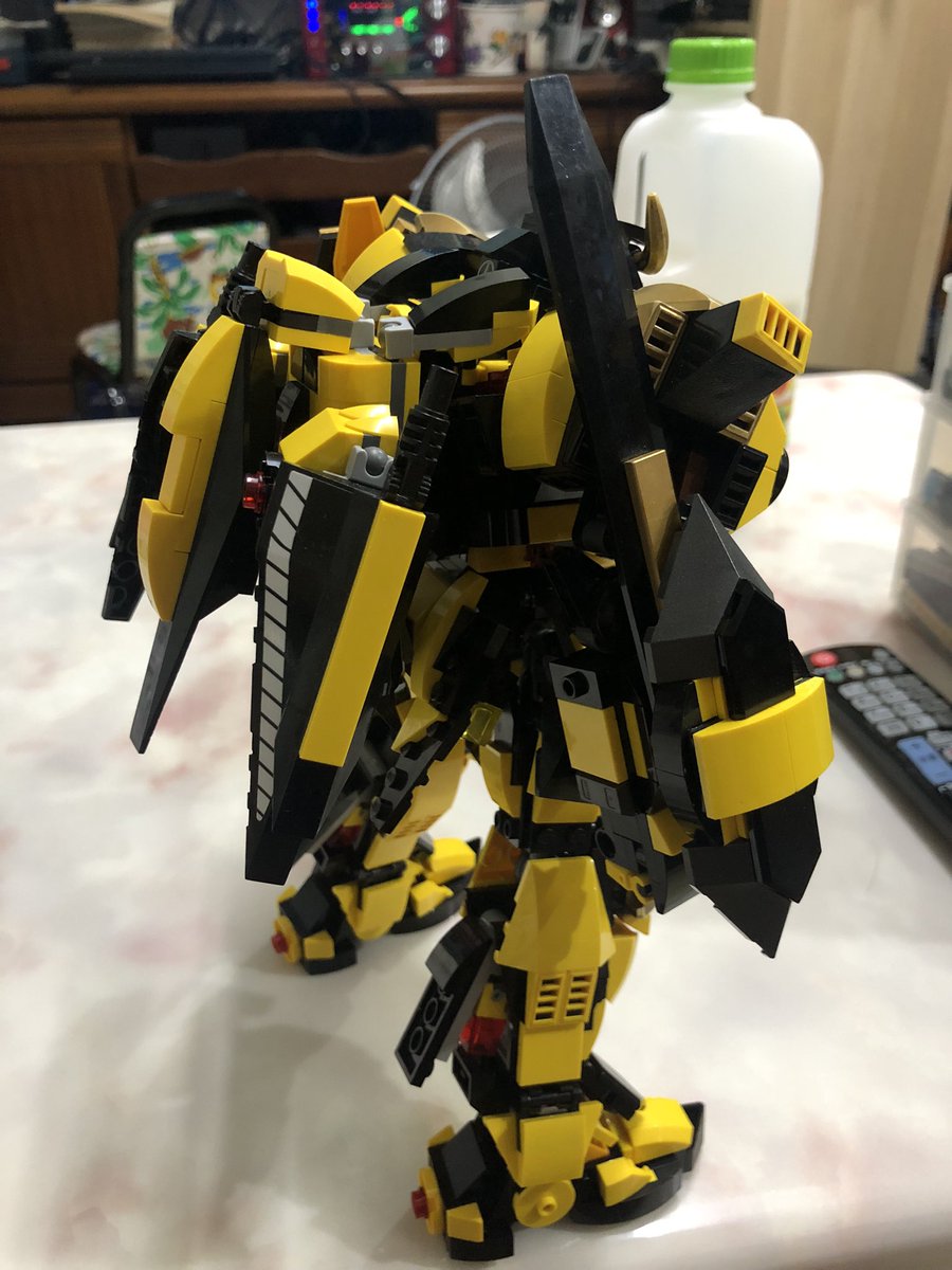 Gili Cheng on Twitter: "Lego MOC Robot 名稱：小飛機機器人一號、拔拔機器人二號、宇宙用多功能作業載具….😂😂😂😂😂 肩膀裝甲連動手臂不影響動作，可擺出雙手 ...
