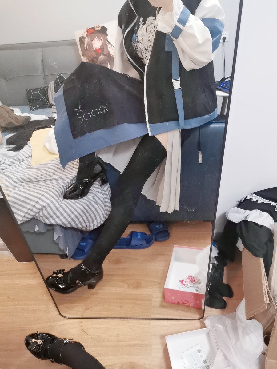 雪音🌸 On Twitter 昨天走路走疼死了,如果有个狗狗让我把脚脚踩在他的脸上帮我舔舔也许会舒服很多。 Kig