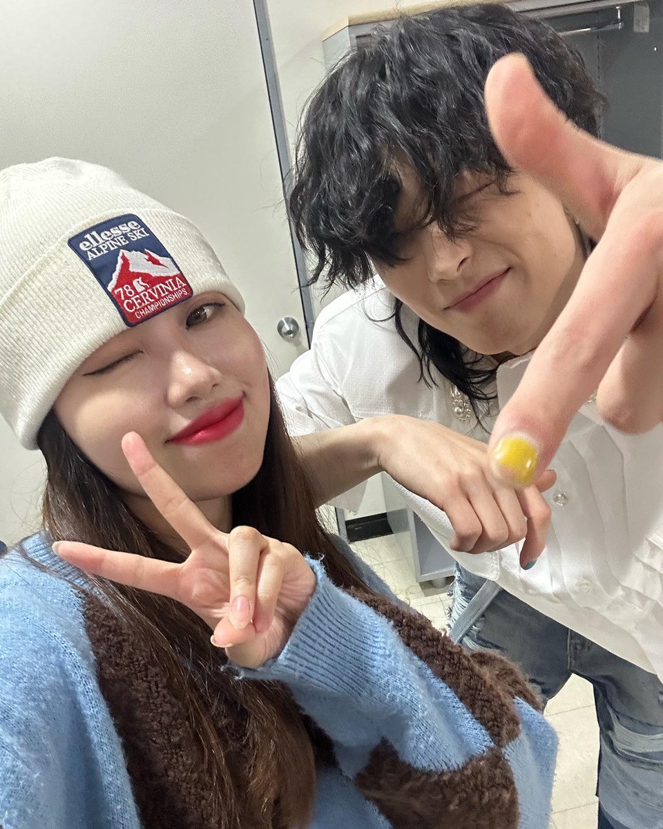 DROWNING OUT on Twitter: "bobby took pictures with Team Bobby, Renan, Gaeun and the dancers ...