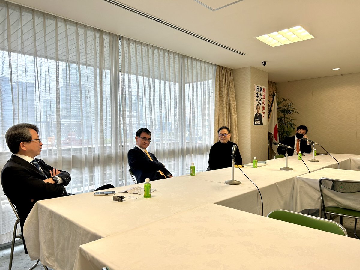 山本ともひろ℗ On Twitter 今週も党本部で火曜会へ。本日の講師は、twitter Japan株式会社の笹本裕代表取締役。「イーロンマスク傘下のtwitter社」と題して講演して