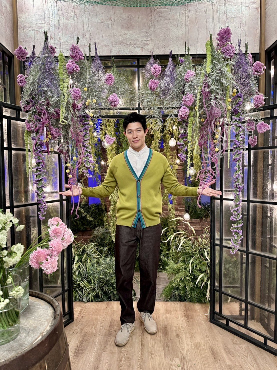 鈴木亮平 On Twitter 道ばたに咲く春の花々に心が踊る季節。 そんな今夜は「せかほし」春の英国スペシャルです。 素敵な花の数々が、美しい英国流のアレンジで次々に登場します。 花に