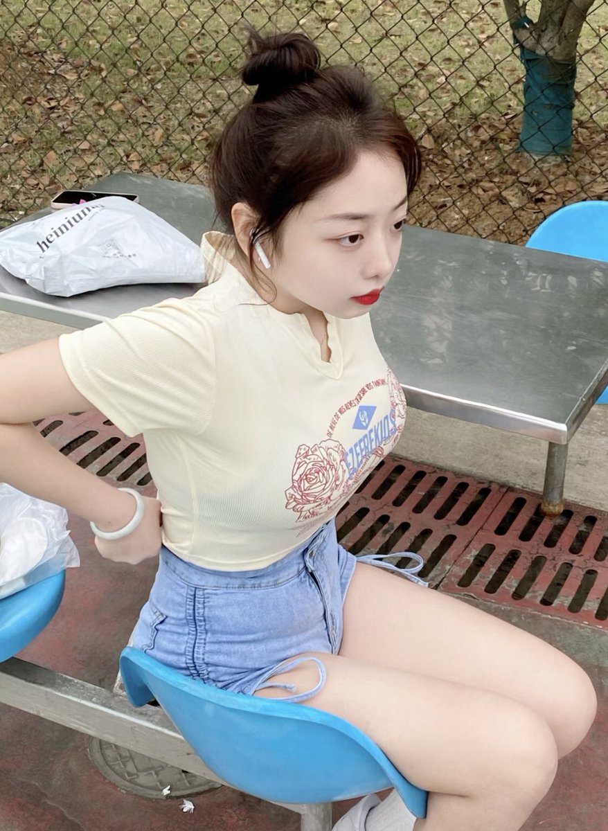 yuwang on Twitter: "这贱货奶子是真的大，跪地上的姿势也很骚啊，看来没少在床上被人这样扯着双手从后面操她骚逼，要是在她面前放一面镜子，还可以看到她仰着头张着嘴像条臭母狗一样淫 ...