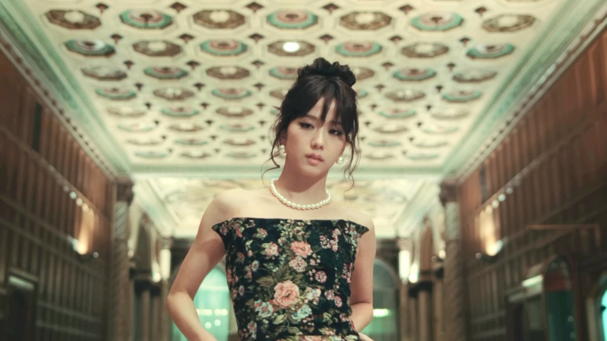 𝖍𝖇 on Twitter: "#JISOO is the epitome of timeless beauty and elegance. She looks dazzling in ...