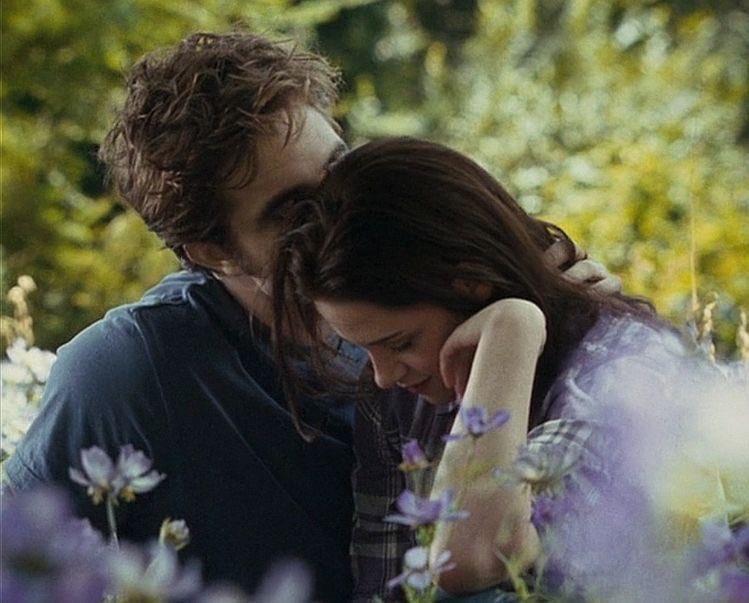 Bella And Edward Kissing In Eclipse
