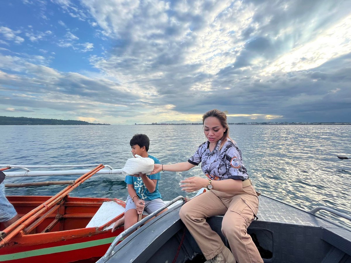 Philippine Coast Guard on Twitter: "RT @PTVph: TINGNAN: Namahagi ang Philippine Coast Guard (PCG ...