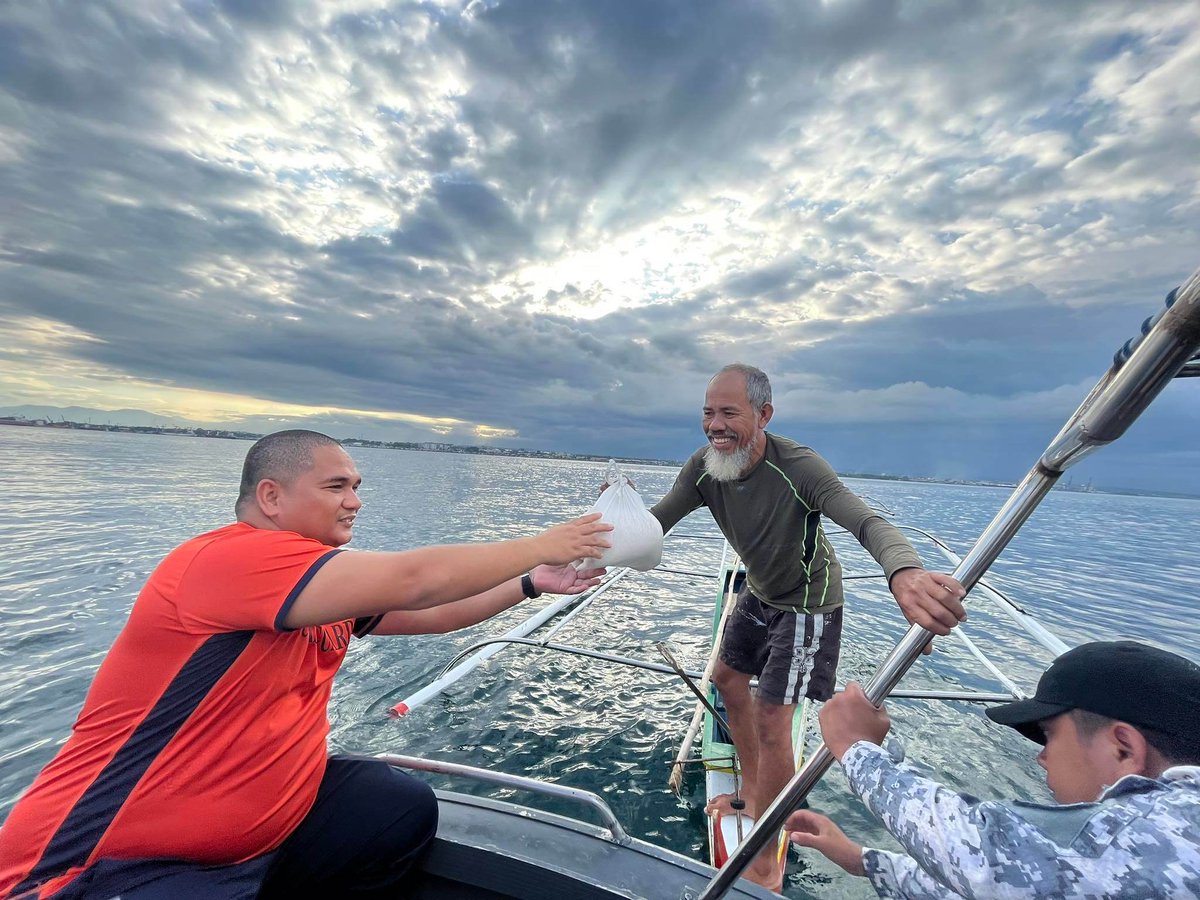 Philippine Coast Guard on Twitter: "RT @PTVph: TINGNAN: Namahagi ang Philippine Coast Guard (PCG ...