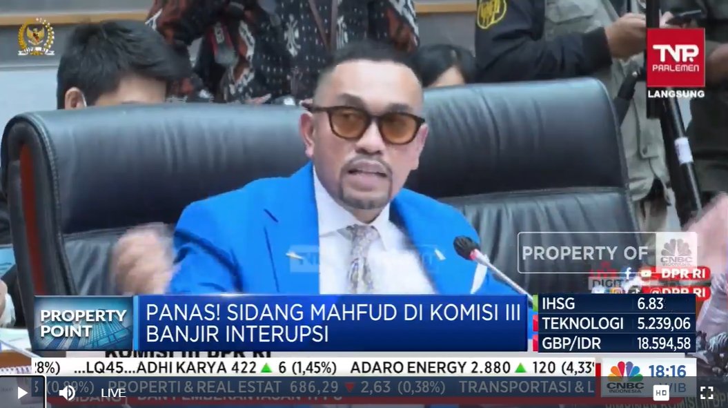 :) on Twitter: "Ini ngapain para Bapak bapak pake lensa gelap di dalam ruangan"