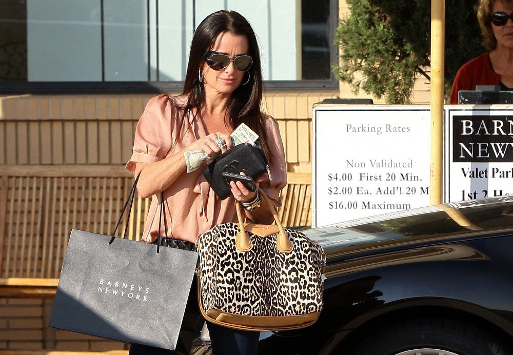 Yolanda Fister On Twitter Kyle Richards Wearing Ludicrously Capacious Bags