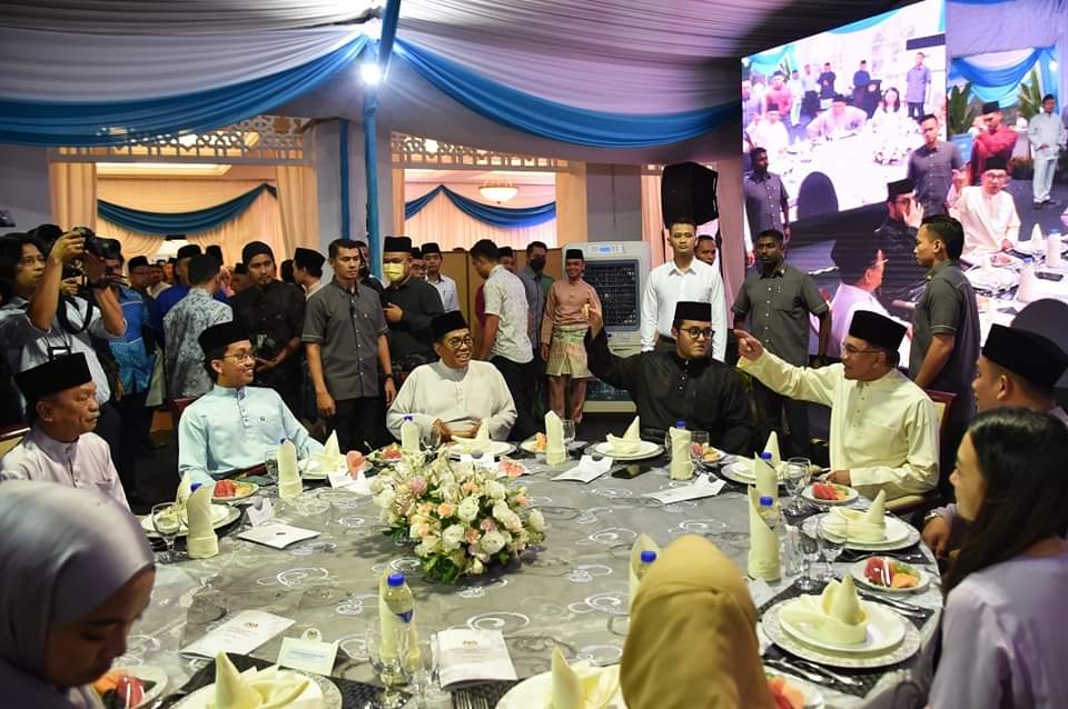 Kementerian Pendidikan Tinggi on Twitter: "YAB PM, YBM DAN YBTM BUKA PUASA BERSAMA MAHASISWA DI ...